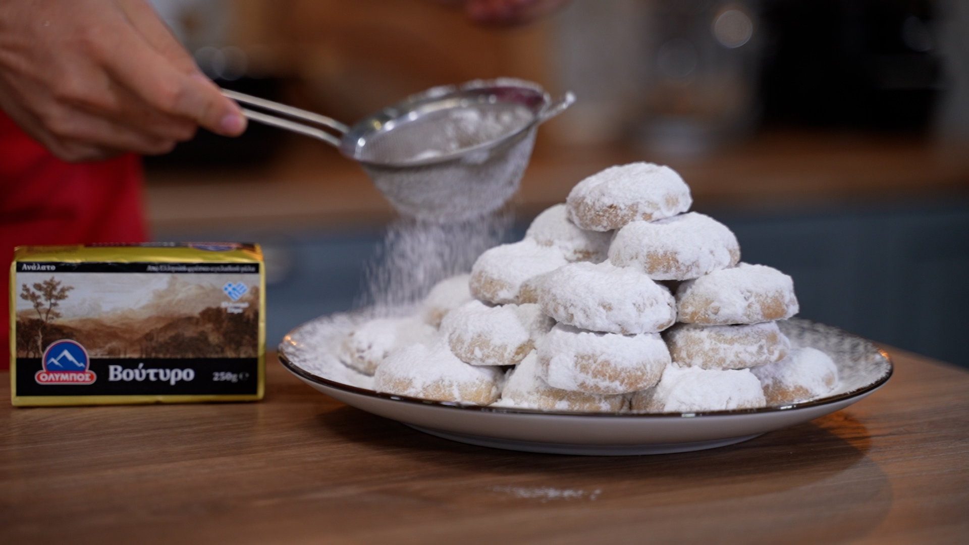 Greek traditional shortbread cookies (kourabiedes) with 4 ingredients ...